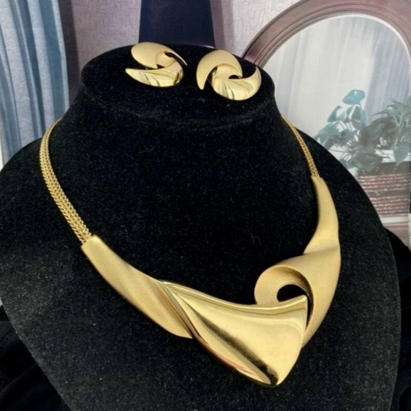 daria | Jewelry | Vintage Daria Necklace Pierced Earrings Set Signed ...